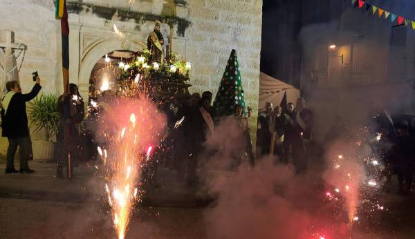 Entre pólvora y estruendo Cárchel celebra a su patrón