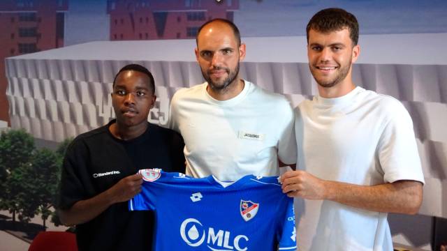 Peter Chikola y Hugo Aranda ya lucen la camiseta del Linares Deportivo