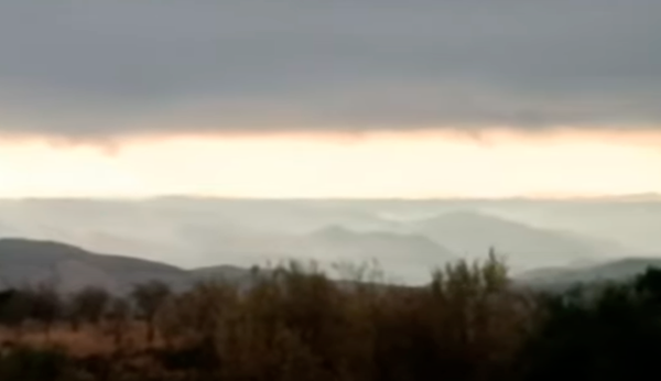 El sol se hace hueco entre las nubes y las montañas del valle del ...