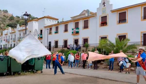Gran tremolar de banderas de la Cofradía de Campillo de Arenas en el ...