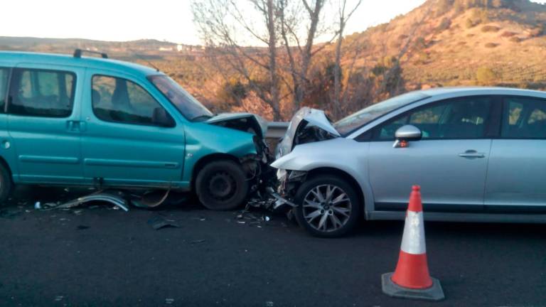 Una colisión frontal entre dos coches deja tres heridos