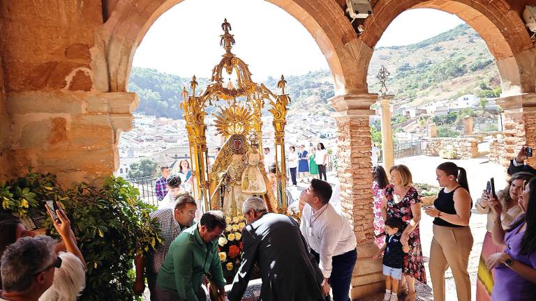 Procesión claustral de la Virgen del Collado, con Santisteban a sus pies