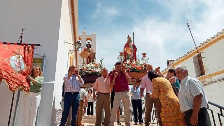 Un evangelista pasea por las calles de Hinojares acompañado de San Blas