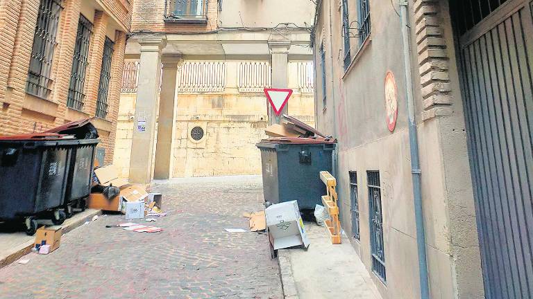 Mal mensaje para la Unesco: Basuras en el entorno de la catedral de Jaén