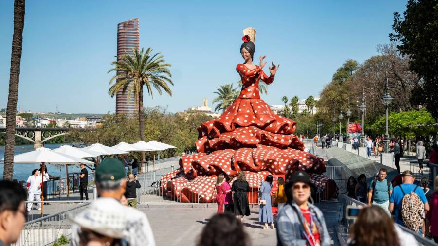 La Gitana de Cruzcampo visita la Feria de Sevilla convertida en icono