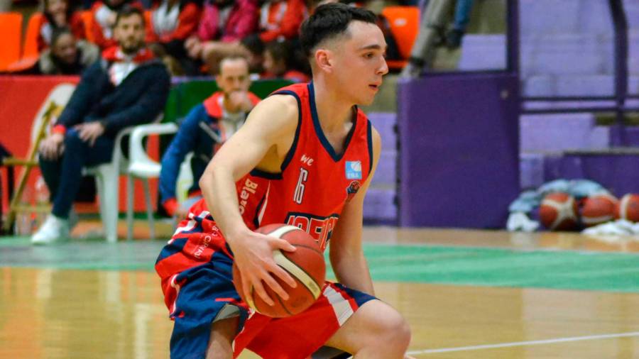 Dos veinteañeros en la columna vertebral del Jaén CB