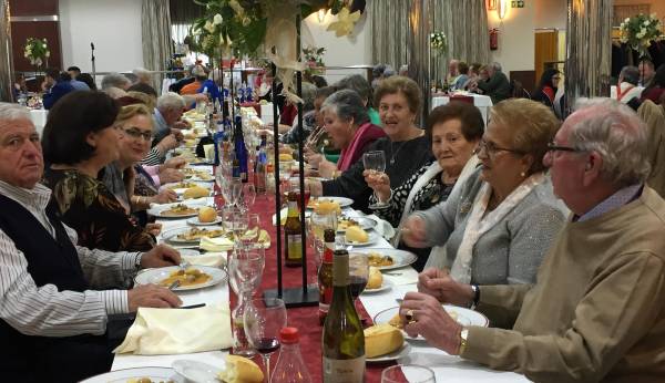 Más de 200 personas brindan para comenzar bien el año