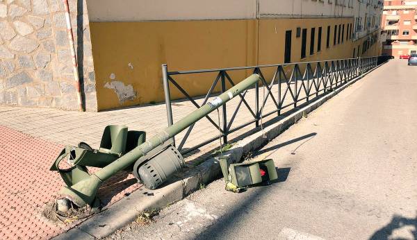 Un coche destroza un semáforo