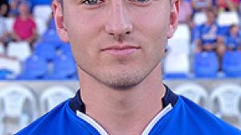 El Linares hace oficial la renovación de Isra Cano